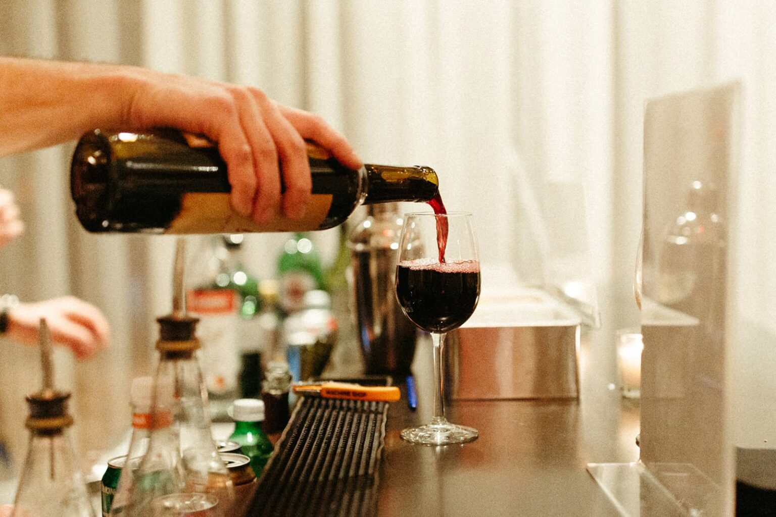 Cash Bar vs. Hosted Bar: Which Is Right for Your Event? | The Deco Catering
